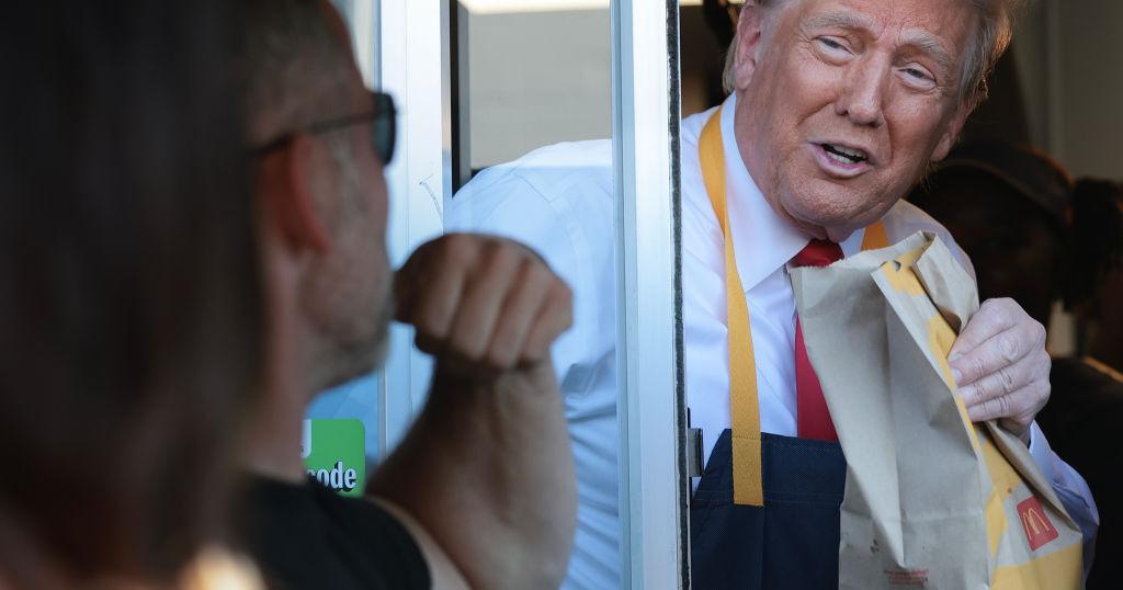 Trump se viste de empleado de McDonald's para desacreditar a Harris ...