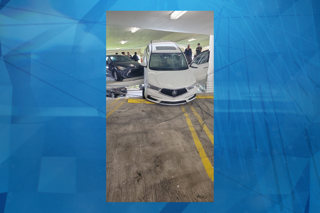 Carro cae del quinto piso al cuarto en estacionamiento de hospital ...