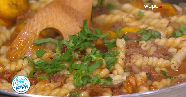 Receta: Pasta con costillas al BBQ, amarillos y albahaca | Viva La ...