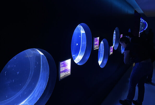 Medusas cautivan a visitantes de gigantesco acuario circular en Praga ...