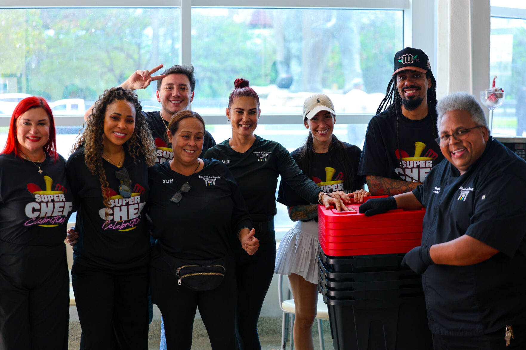 Personalidades de Super Chef Celebrities llevan comida y alegría a El ...