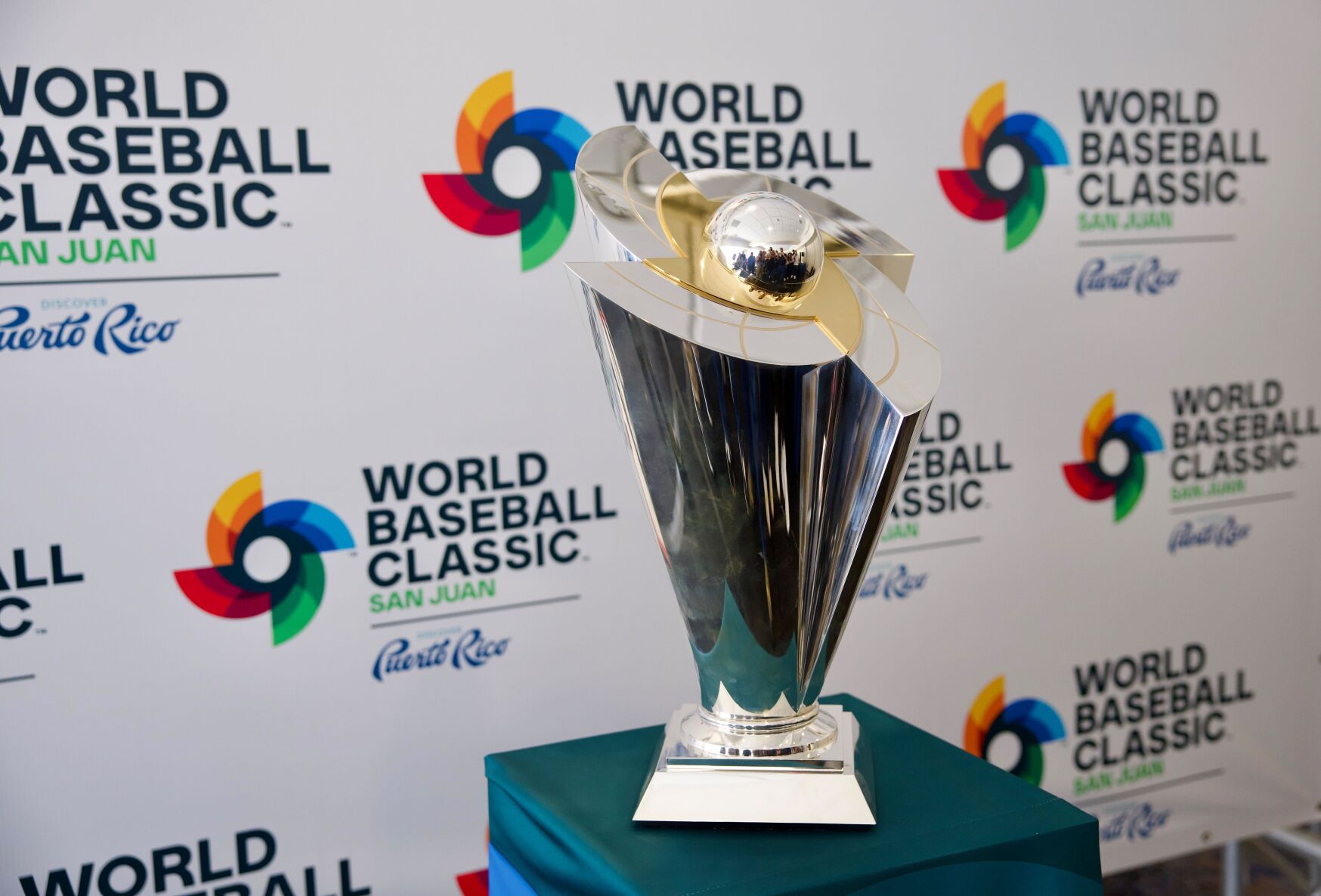 Develan trofeo del Clásico Mundial de Béisbol 2026 en Puerto Rico ...