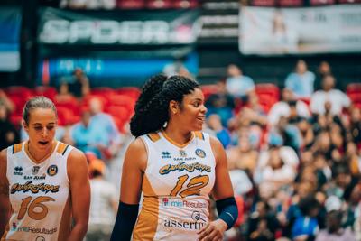 En cinco parciales la victoria de las Cangrejeras ante las campeonas Pinkin | Noticias | wapa.tv