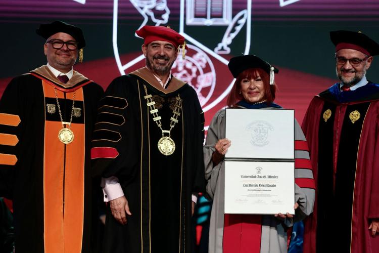 Luz Nereida Vélez recibe Doctorado Honoris Causa de Universidad Ana G ...