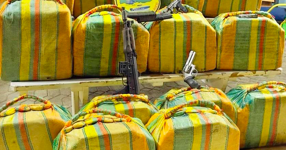 Incautan cargamento de 14 fardos de cocaína, armas y municiones en Yabucoa | Locales | wapa.tv