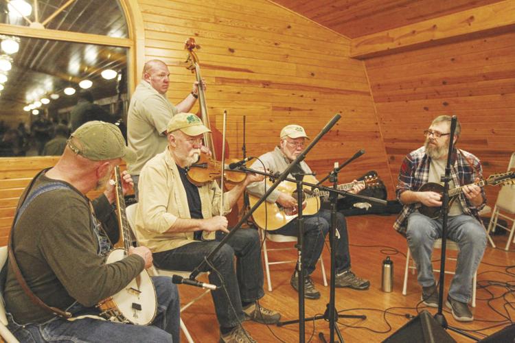 Old-time music, square dance draws crowd at Heritage Farm | News | waynecountynews.com