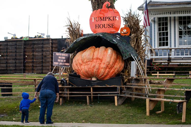Photos: Volunteers help out at Kenova Pumpkin House | | waynecountynews.com