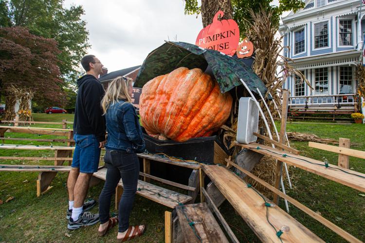 Photos: Volunteers help out at Kenova Pumpkin House | | waynecountynews.com