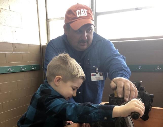 Ag mentor teaches students about corn | News | waynecountynews.com