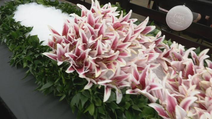 'Lilies for the Fillies' | Master florists carefully sew garland of ...