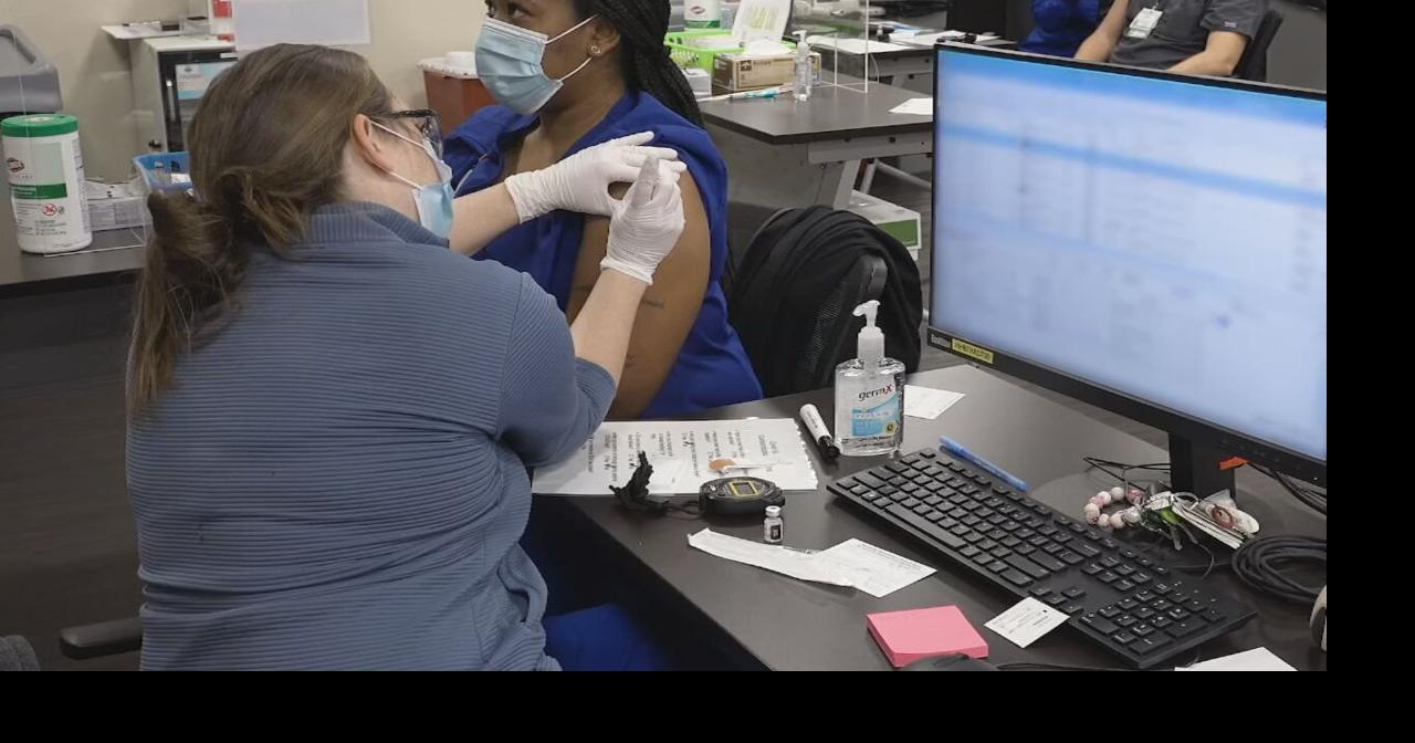 Frontline workers at Norton Healthcare receive COVID-19 vaccine | Local ...