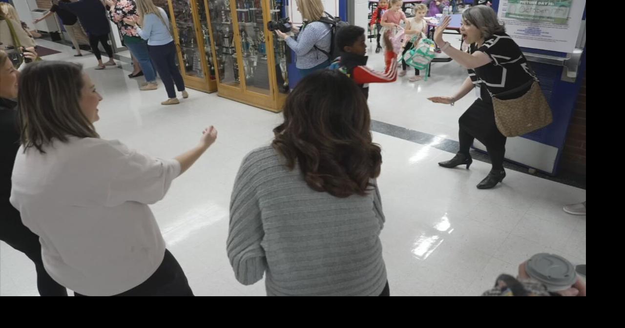 Moms greet Hite Elementary students | | wdrb.com