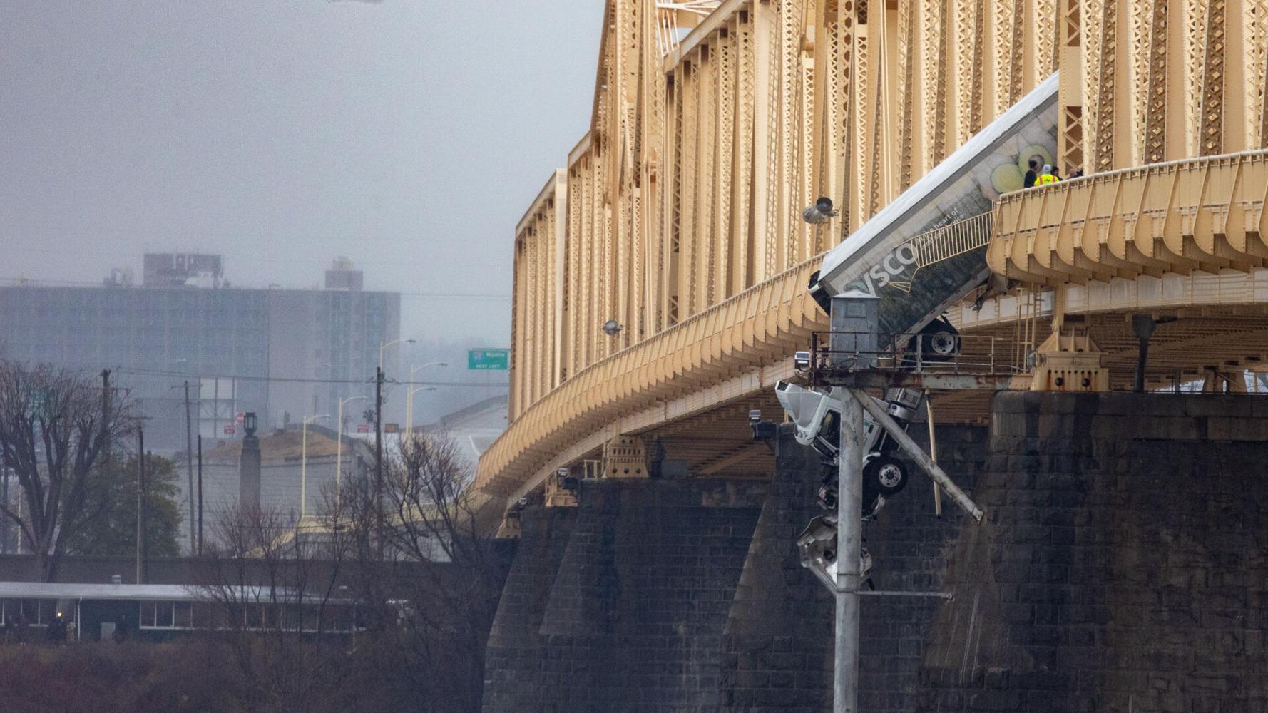 Rescue crews pull driver from semitruck hanging over Ohio River after ...