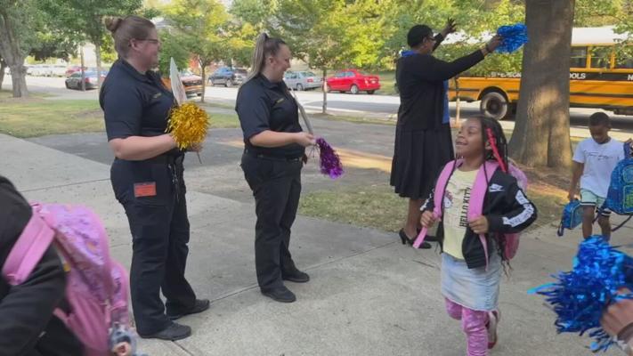 Louisville moms, volunteers welcome Byck Elementary School students ...