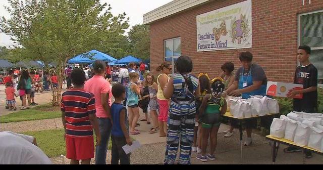 More than 1,000 students get free school supplies Sunday at Cane Run ...