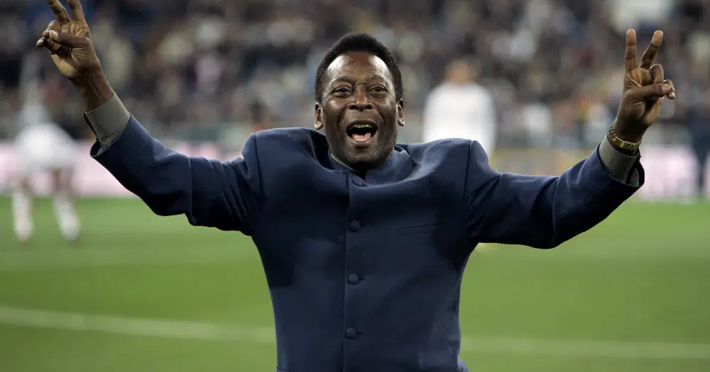 Pele greets crowd in 2005 | | wdrb.com