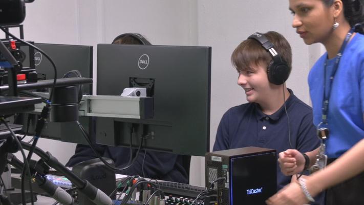 Student television studio forges future broadcasters at Louisville school | Education | wdrb.com