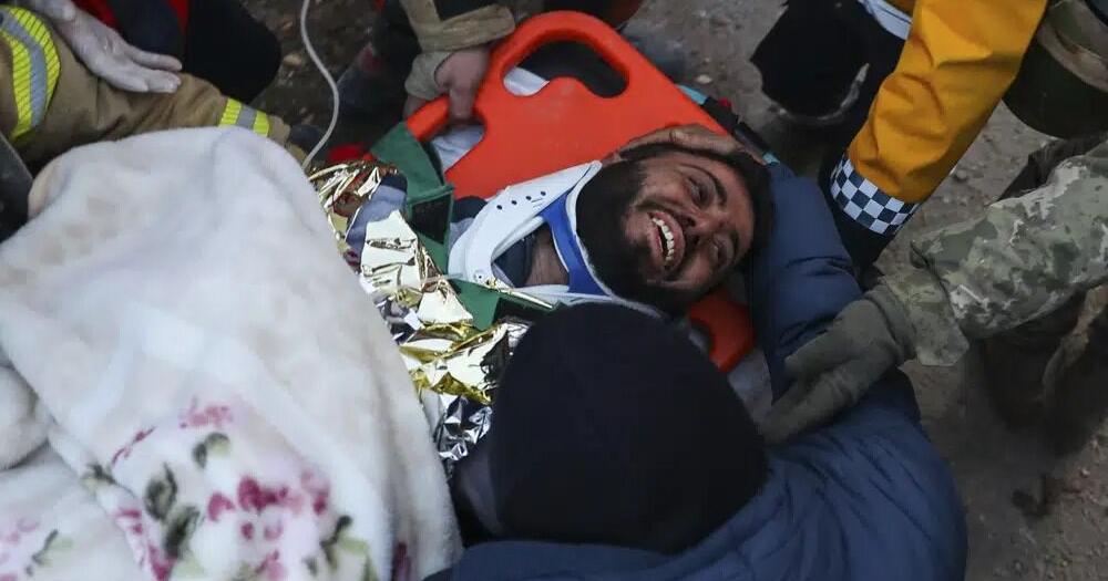 Turkish rescue workers carry Ergin Guzeloglan.jpg | | wdrb.com