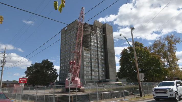 Crews start demolition work on New Albany's Riverview Towers | Local News | wdrb.com