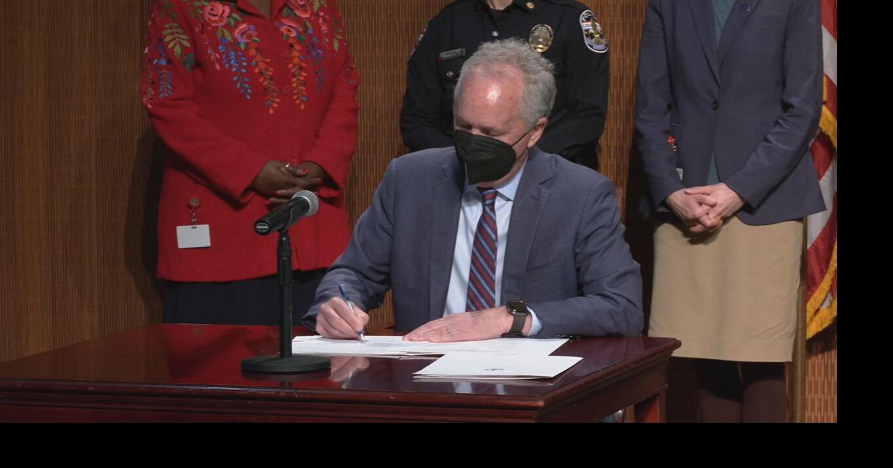 Mayor Fischer signs ordinances to tackle violence, homelessness ...