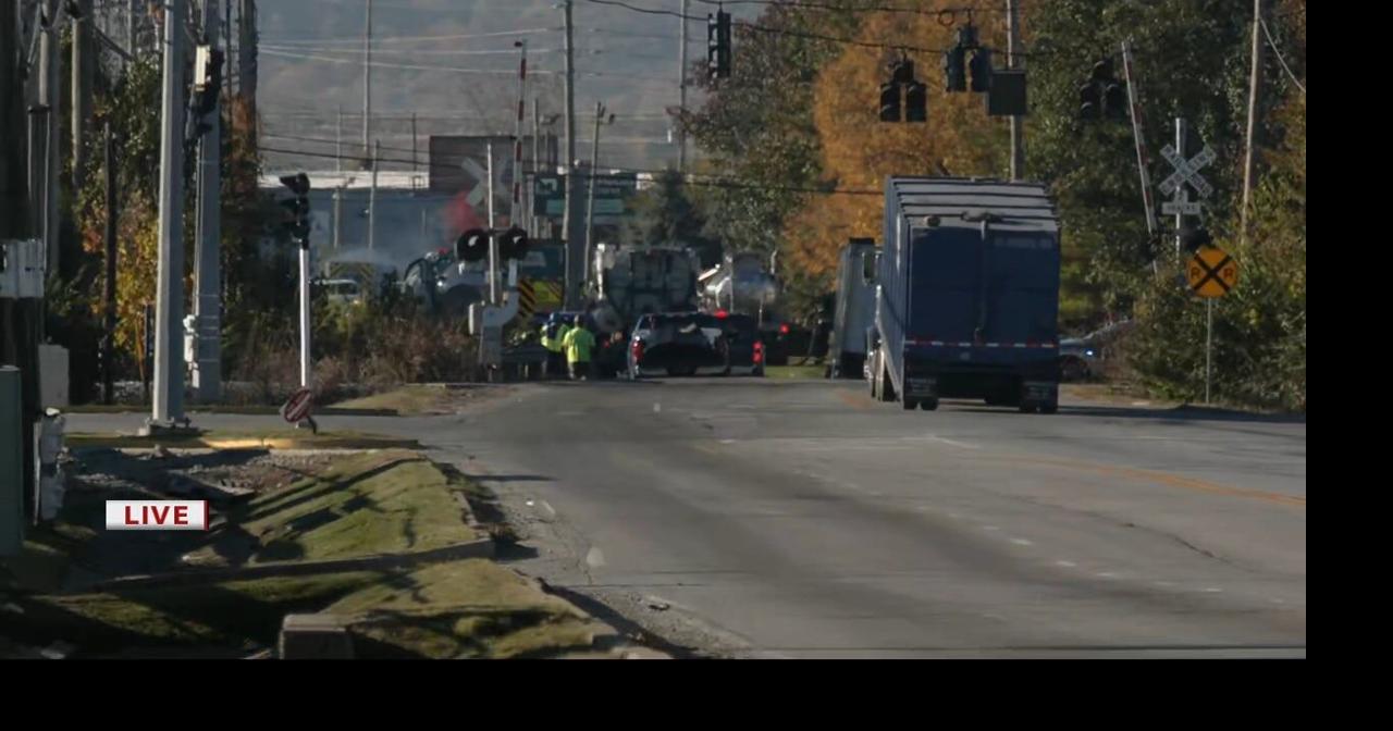 Clean-up continues on Grade Lane following deadly UPS lane crash | Wdrb ...
