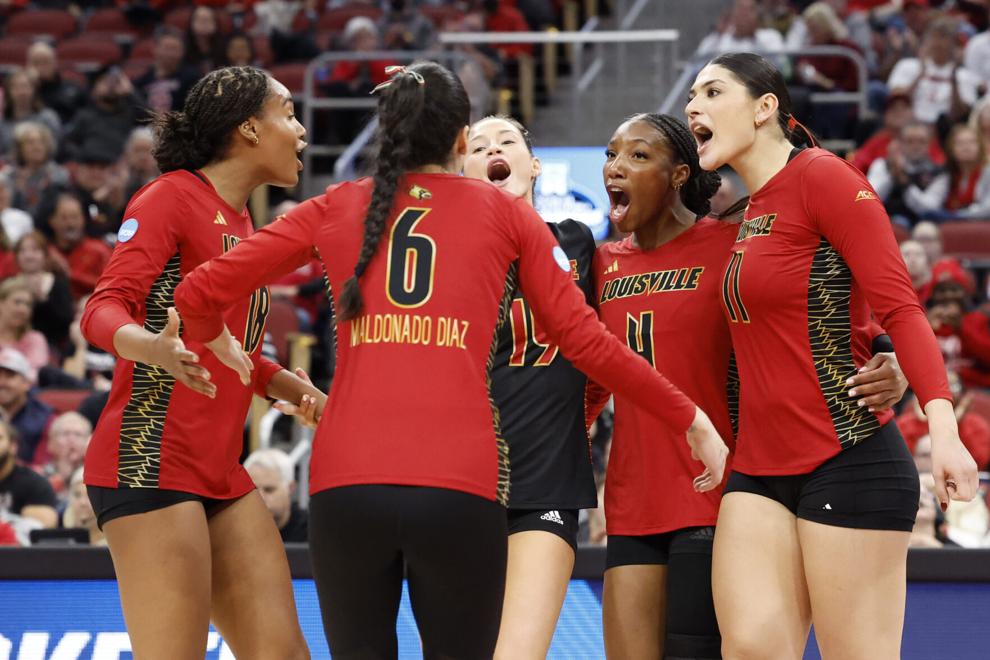 Top-seeded Louisville volleyball cruises past Chicago State to start ...