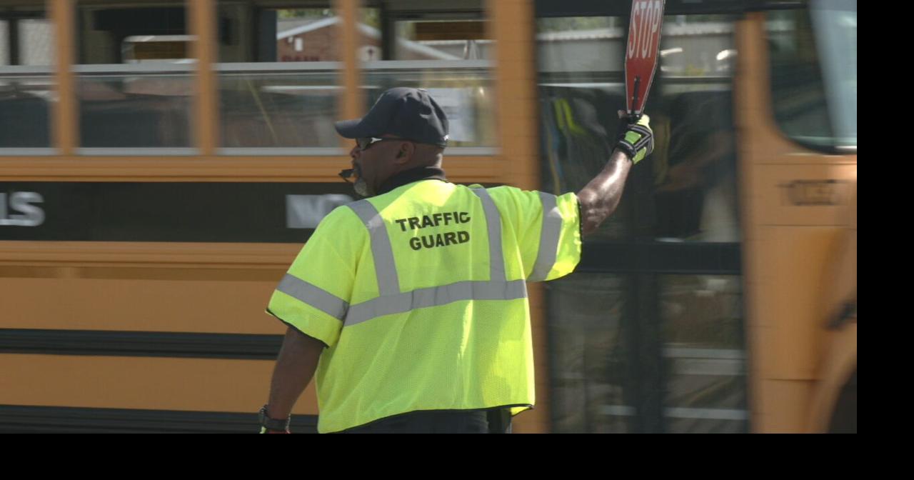 Louisville police looking for more traffic guards to help at JCPS ...