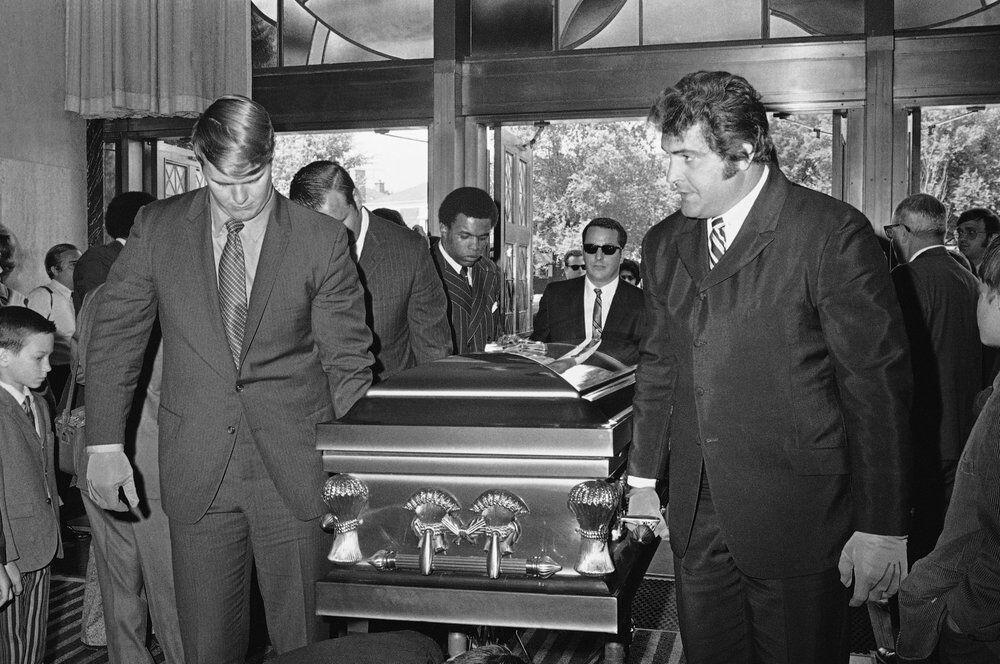 Gale Sayers carries Brian Piccolo casket in 1970 | | wdrb.com