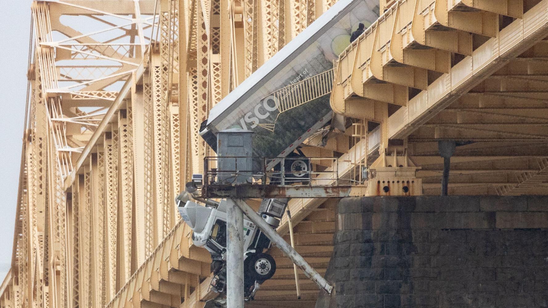 Rescue crews pull driver from semitruck hanging over Ohio River after ...
