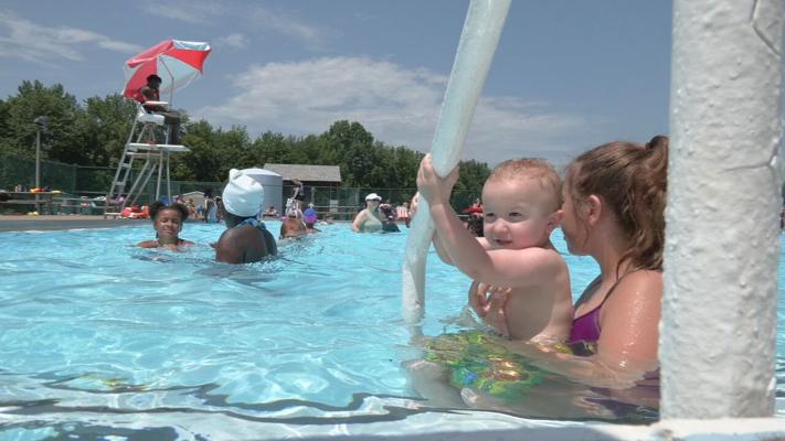 Kentuckians handling the heat by making a splash at Louisville's pools ...