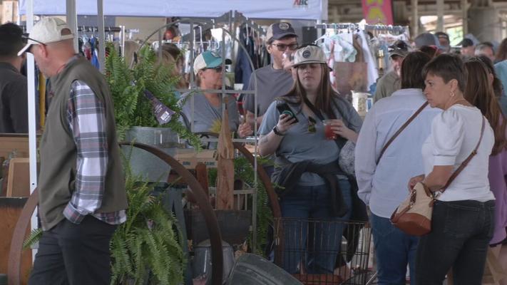 Fleur de Flea holds outdoor vintage market at Waterfront Park in ...