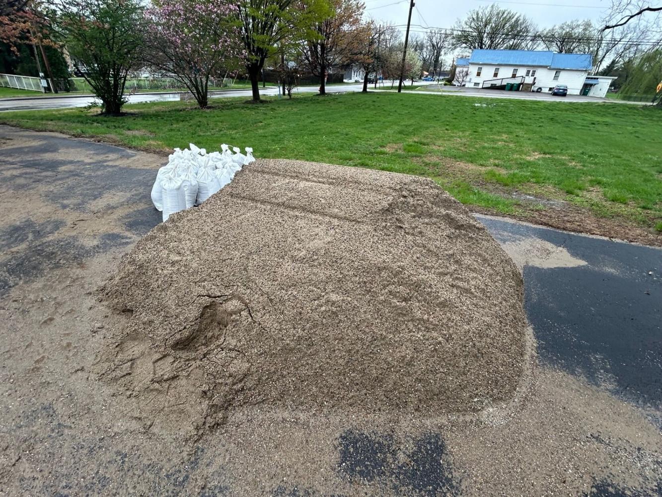 Utica residents evacuate as Ohio River is set to flood dozens of ...