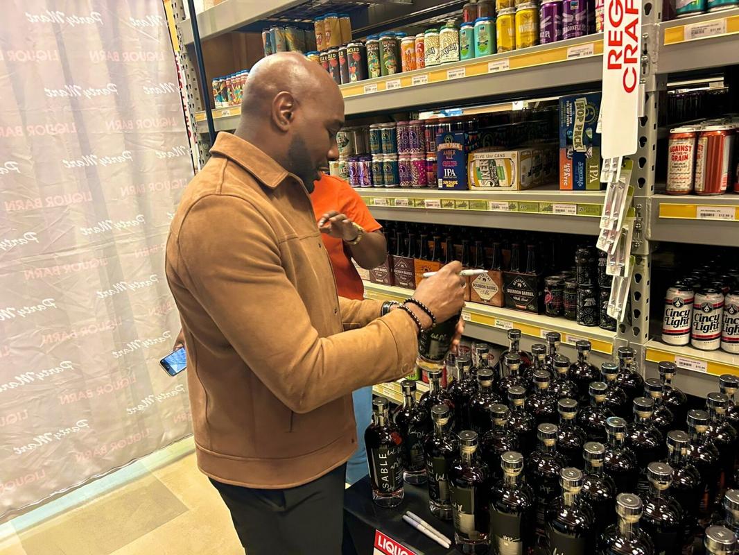 Actors Taye Diggs, Morris Chestnut appear with fans at Middletown ...