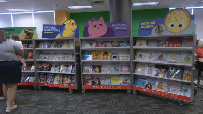 Louisville elementary school students receive free books from local ...