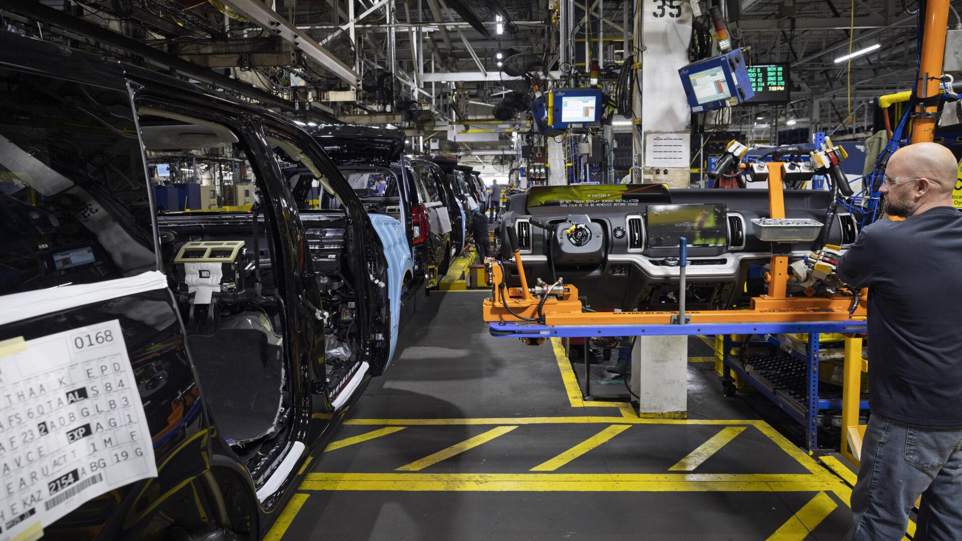 Louisville plant debuts new Ford Expedition as CEO weighs effects of ...