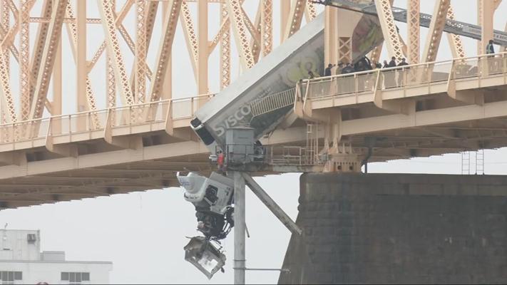 Rescue crews pull driver from semitruck hanging over Ohio River after ...