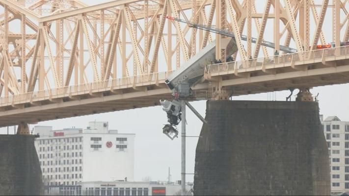 Rescue crews pull driver from semitruck hanging over Ohio River after ...