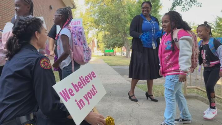 Louisville moms, volunteers welcome Byck Elementary School students ...