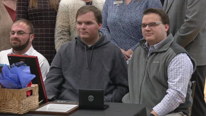 'Incredible bravery' | LMPD Officer Nick Wilt honored as a hero at ...