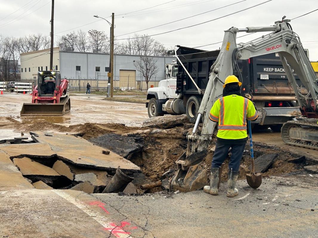 Water main break opens massive hole in Louisville intersection | Local ...