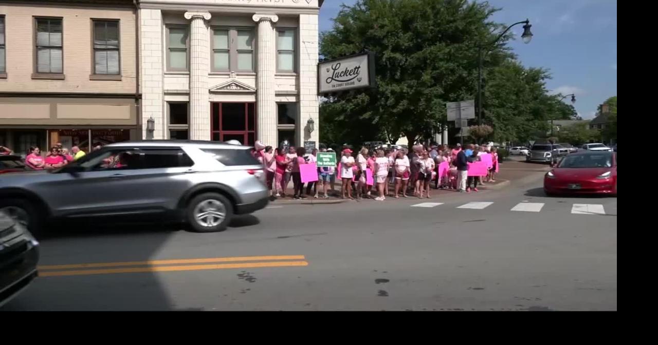 VIDEO | Bardstown community gathers in support of Crystal Rogers after ...