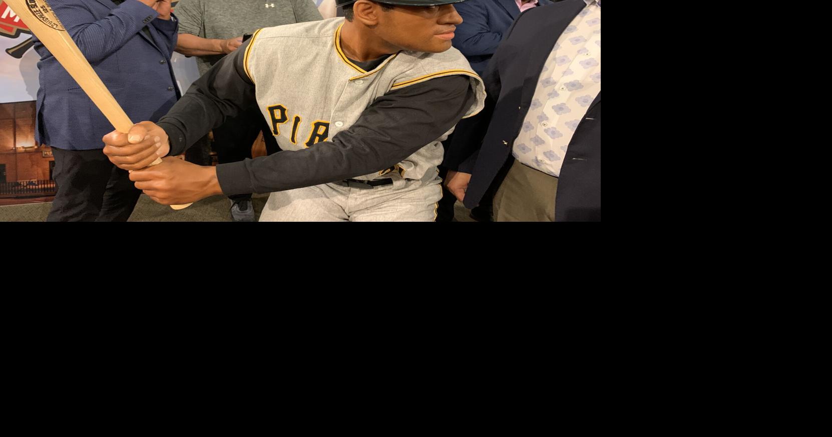 Statue of Roberto Clemente unveiled inside Louisville Slugger Museum | Local News | wdrb.com