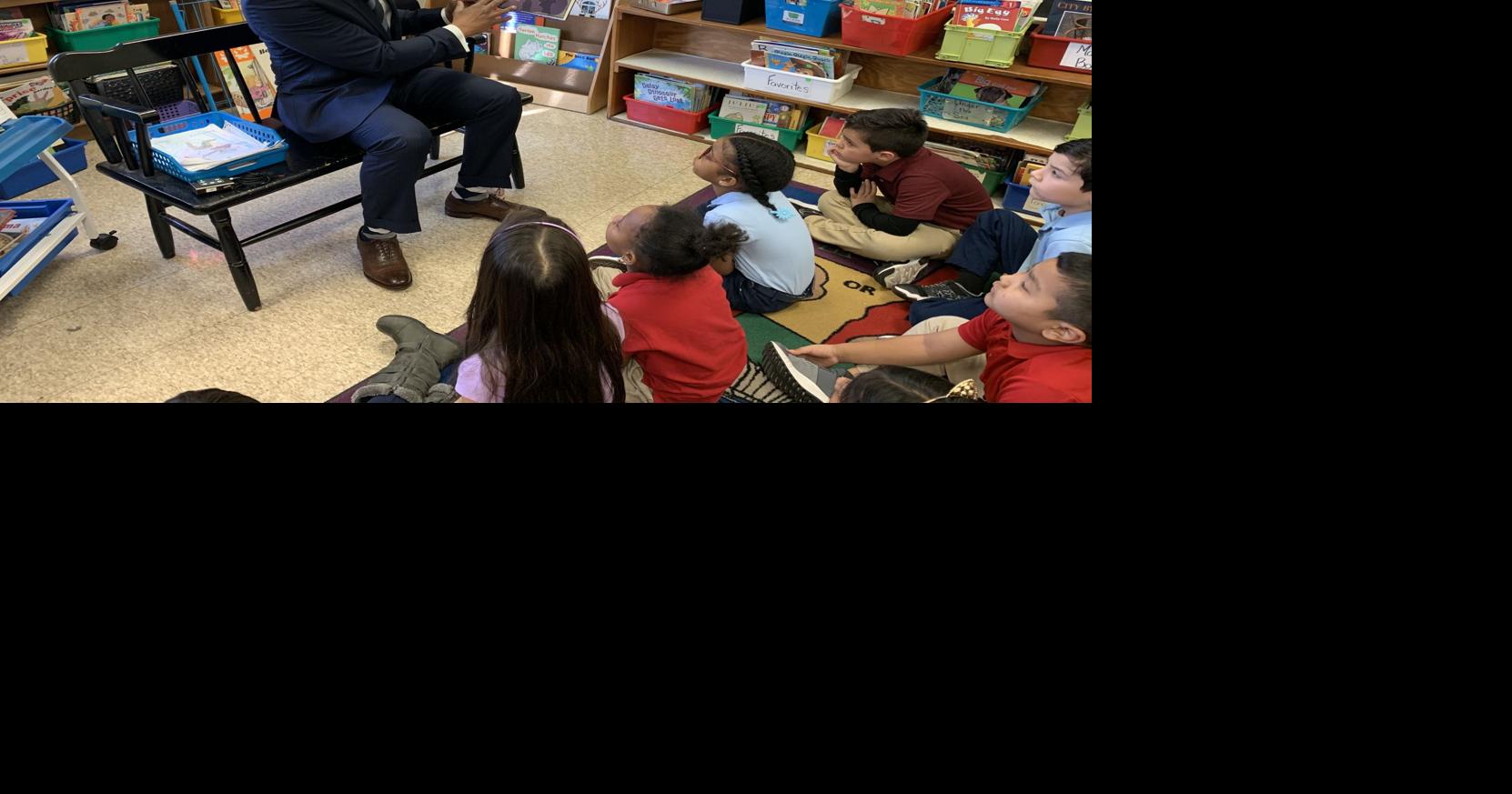 WDRB's Stephan Johnson reads to Hartstern Elementary students for Black ...