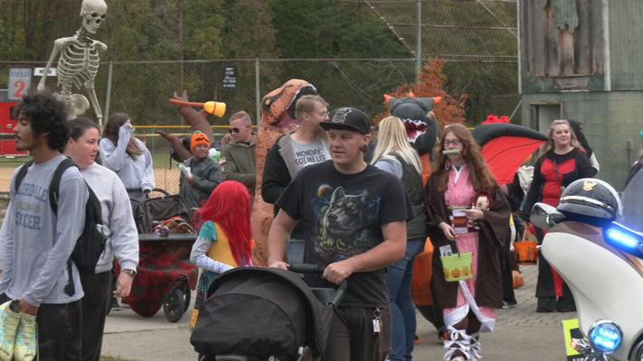 Louisville police host Halloween event for families at Highview Park ...