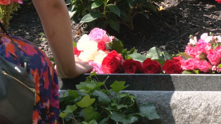 Louisville remembers Muhammad Ali with roses at his grave 9 years after ...