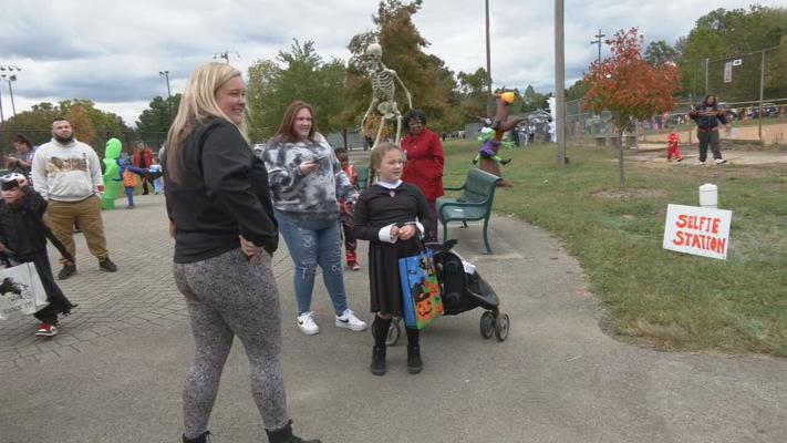 Louisville police host Halloween event for families at Highview Park ...