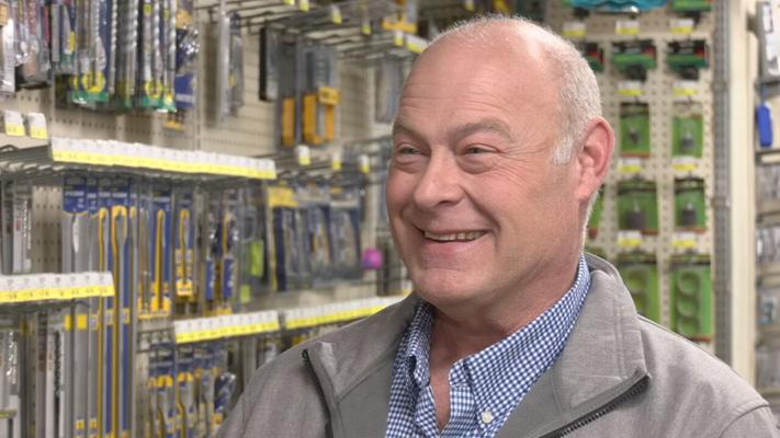 'We sell fresh chicken poop' | Funny hardware store sign turns heads in ...