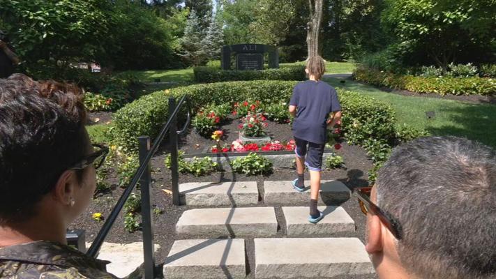 Louisville remembers Muhammad Ali with roses at his grave 9 years after ...