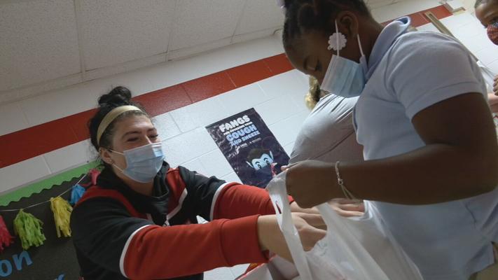 Blessings in a Backpack volunteers hand out much-needed meals to JCPS ...