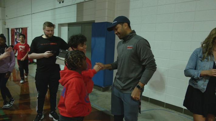 Former UofL basketball star helps students at Thomas Jefferson Middle School 'Stomp Out Bullying ...